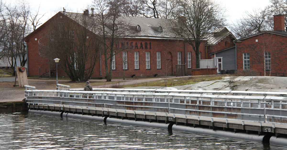 The pontoon bridge from the front of Kaivopuisto Park to Uunisaari will ...