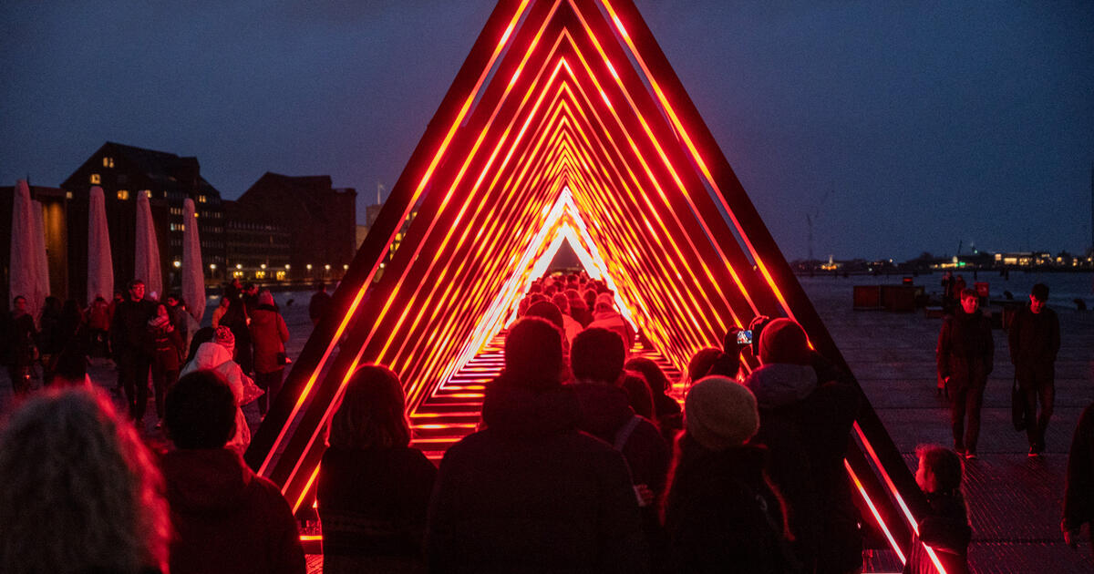 Lux Helsinki kicks off today – doves of peace illuminate City Hall ...